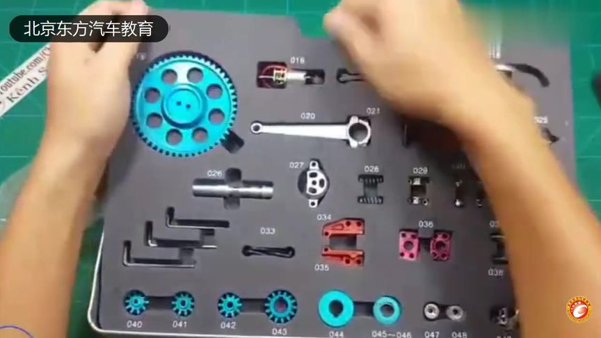 老外从中国买的发动机模型,花了两小时组装,启动那一刻帅炸了