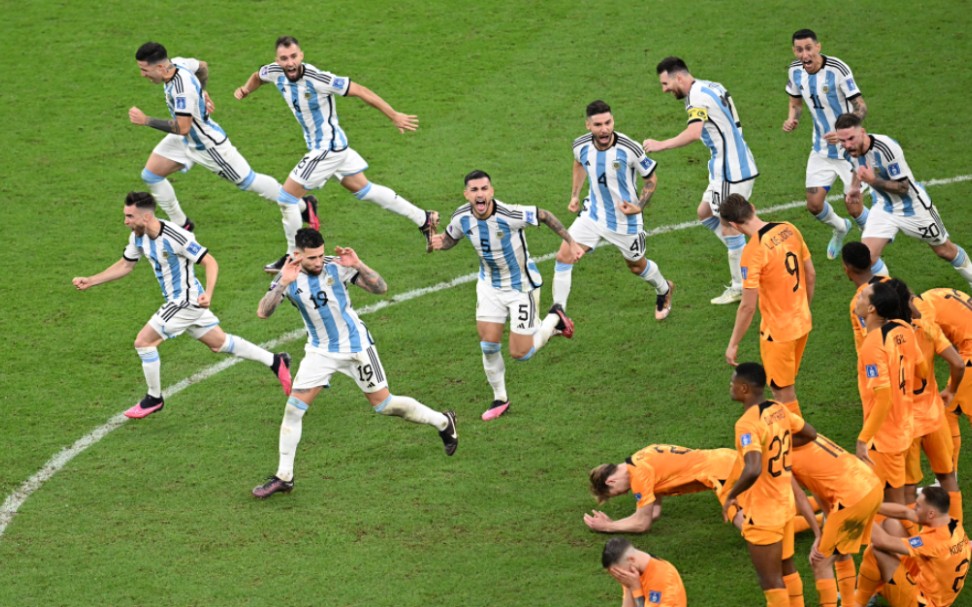 输球又输人,荷兰队点球时干扰阿根廷队,劳塔罗点球时就有四个人干扰,...