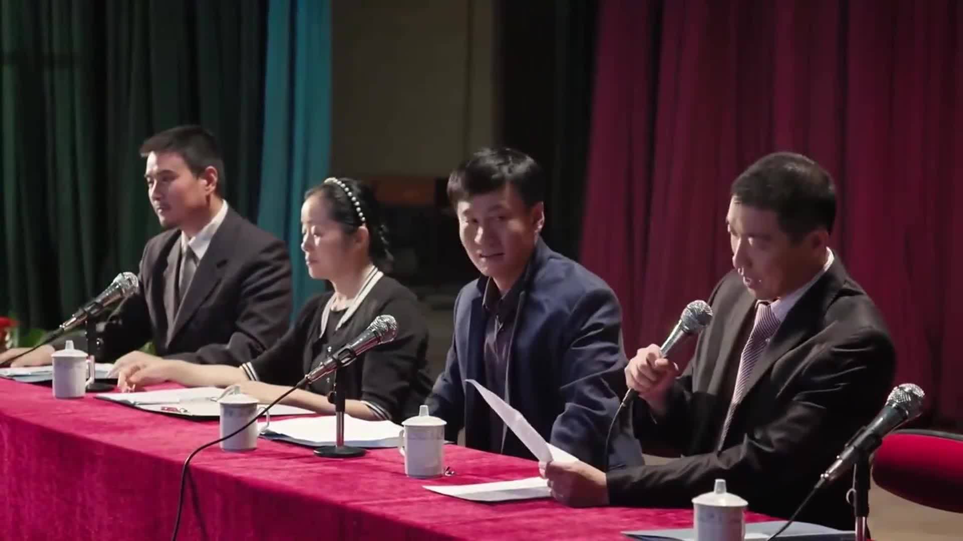 幸福:傻小子念稿不认字,索性脱稿演讲,台下的厂花对他产生好感