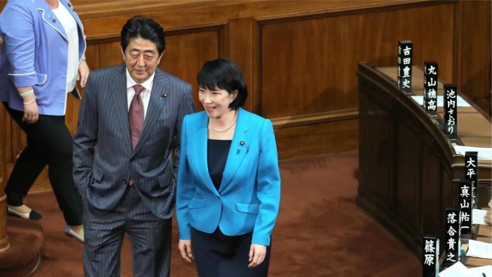 日本将迎来第1位女首相?下届大选黑马登场,安倍终于等来这一天