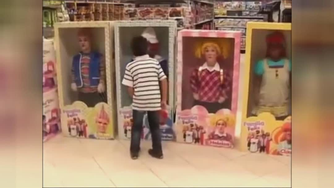 恶作剧:纸箱的模型娃娃复活了,把顾客整蛊得赶紧逃