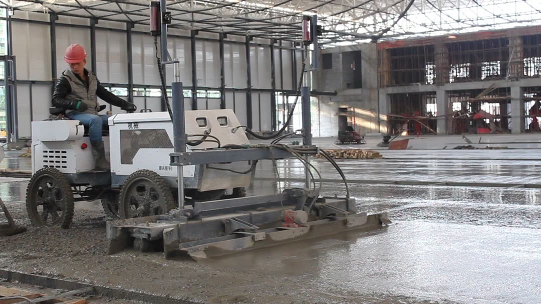 山东汉兴机械设备有限公司四轮激光整平机施工现场实拍