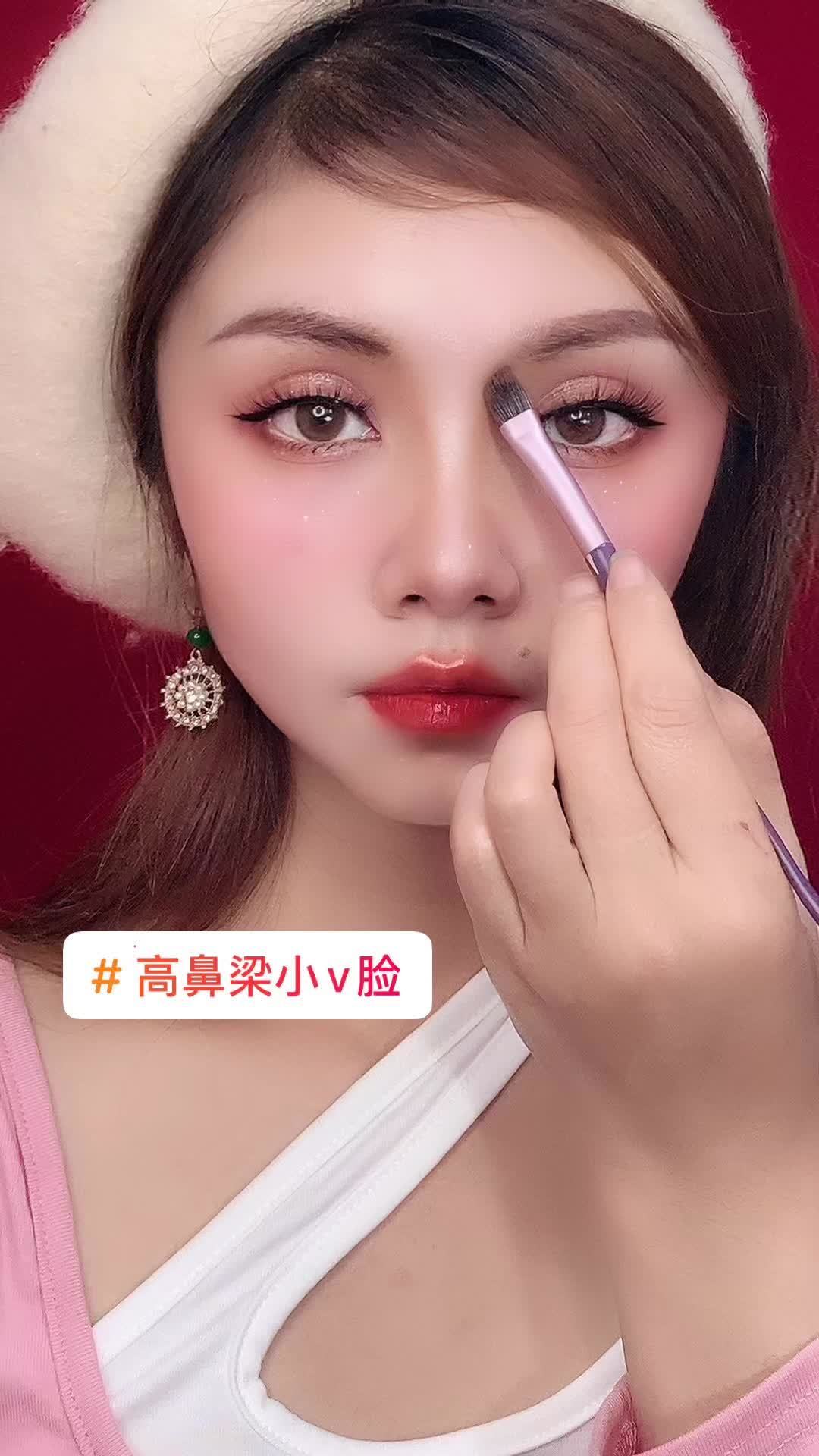 修容棒修高鼻梁太绝绝子了,一头修容一头高光使用方便,新手可操作,.