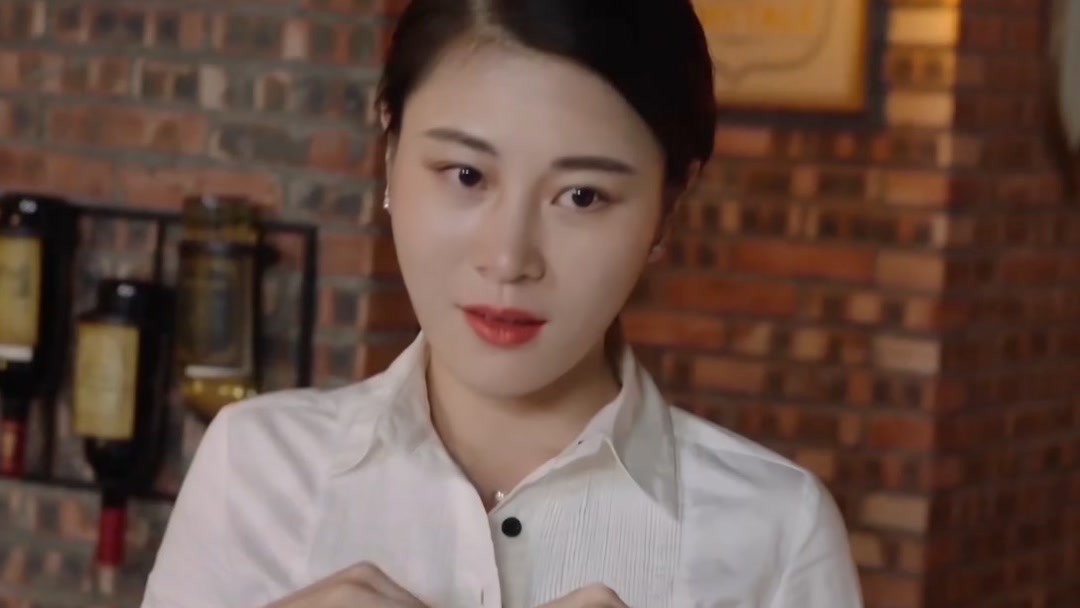 美女服务员太豪放了,看到帅哥一个人,竟做出这样的举动