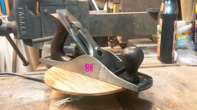 一把锈迹斑斑的木刨,男子分分钟将其翻新