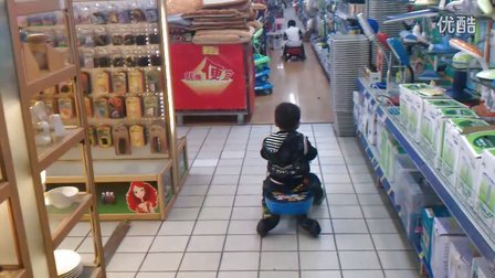我儿子在超市玩推推车