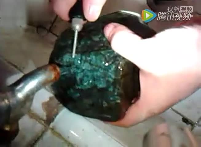 翡翠原石剥皮 ,行家教你如何鉴定好坏
