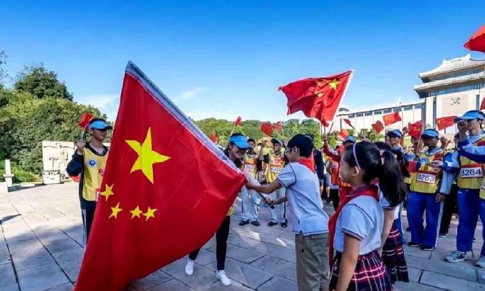 中国又收获一个好哥们,五星红旗插在此地,西方国家羡慕不已