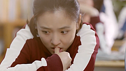 按考试成绩来选座位,美女学渣最后进班选的座位,让全班惊呆!