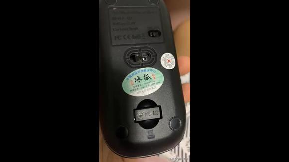 媳妇用无线鼠标,问我为啥插上去不能用,问是不是没电了…