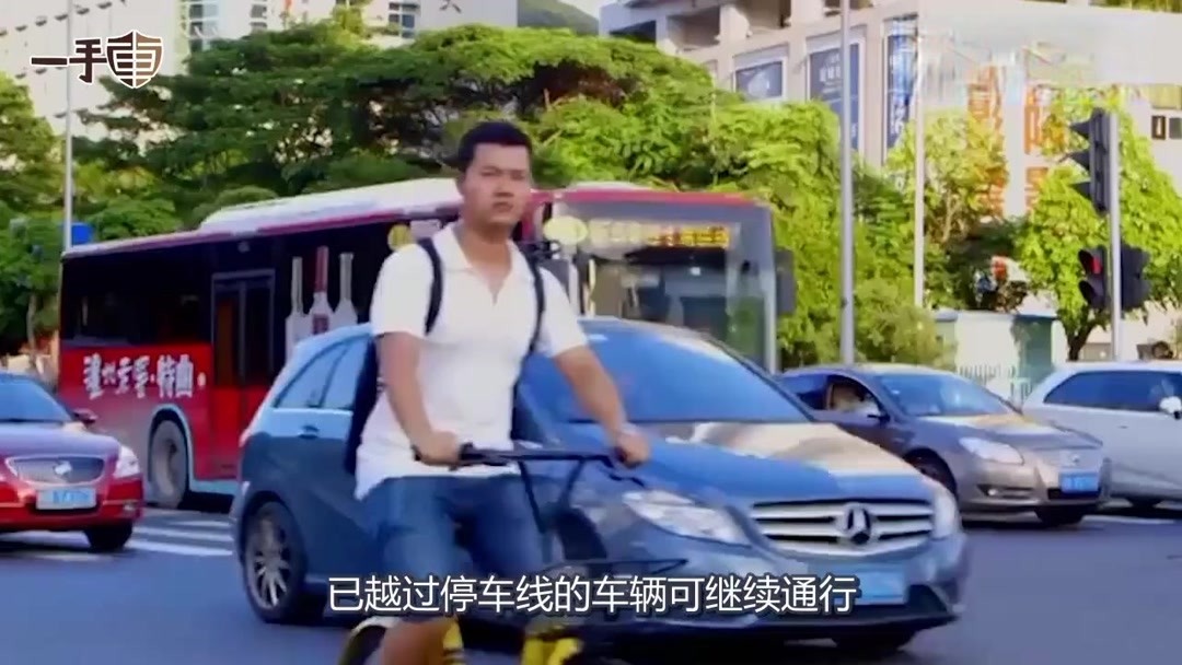 黄灯亮起时,未过停车线的行驶车辆强行通过,会受到处罚吗?