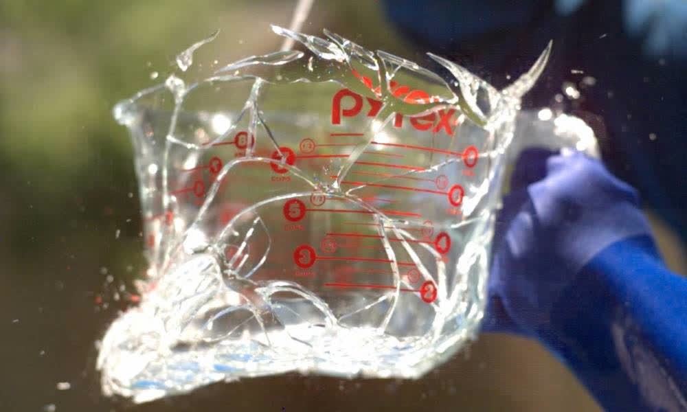 玻璃碎裂的瞬间有多美?老外用慢镜头拍下,看完不相信自己的眼睛