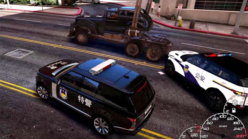 GTA5警察模拟:两台路虎警车追击爆改的重型卡车