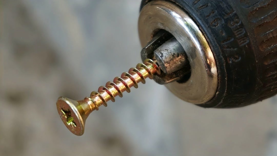 电钻上装一个自攻螺丝,想不到威力这么大,果断收藏了