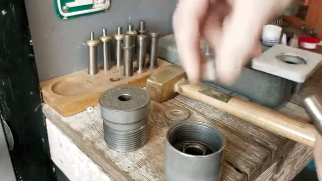 用两个硬币制作一个旋转环,只需简单几步