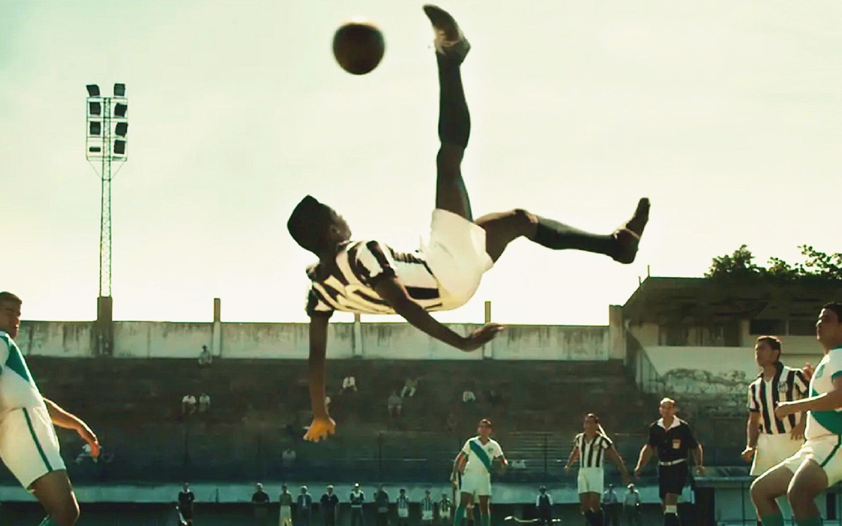 十七岁参加世界杯,并获得冠军,足球历史上最无争议的球王