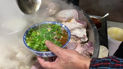 淮南百年牛肉汤,四代人祖传手艺,凌晨5点开始排队,日卖一头牛