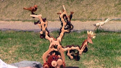 日本须眉制作的齿轮传动装置,摇一摇小鸟动起来,有点意思