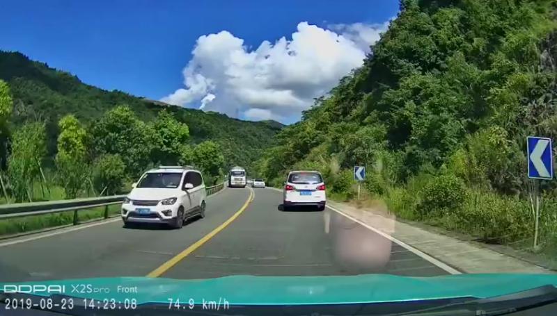 【司机不要侵占对向车道】 逆向行驶的,罚款200元、记3分!