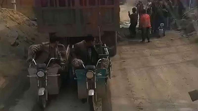 这些你见过吗,农用三轮车是真的给力,看看这力气大的!