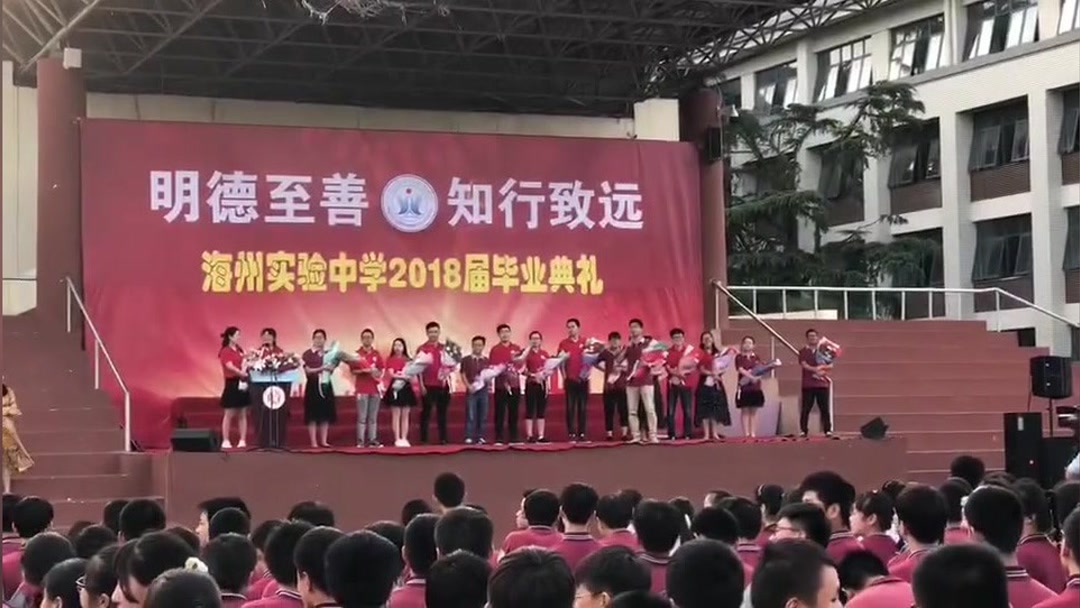 你们的一生,我陪此一程,不忍言别,但车已到站,我原路返回,你们远走高...