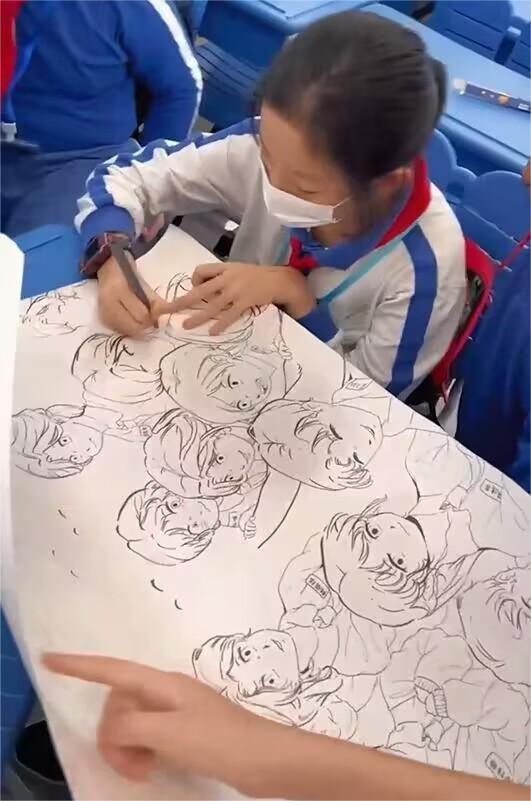 最酷炫的毕业礼物!六年级学生为全班师生创作动漫毕业大合照