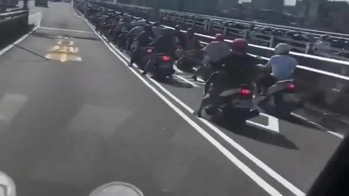 香港实拍:电动车堵车场面刷新网络,这场面在国内真不多见。