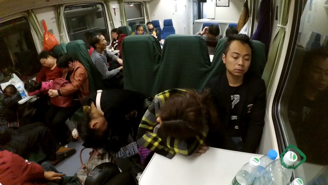 实拍市民坐火车回家过年 辛苦回家不容易啊