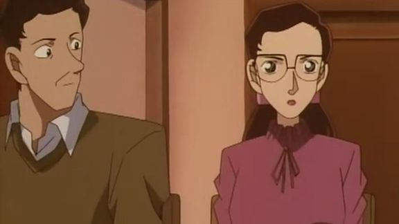 名侦探柯南:女子讲述案情,柯南在一旁仔细聆听,分析案件经过