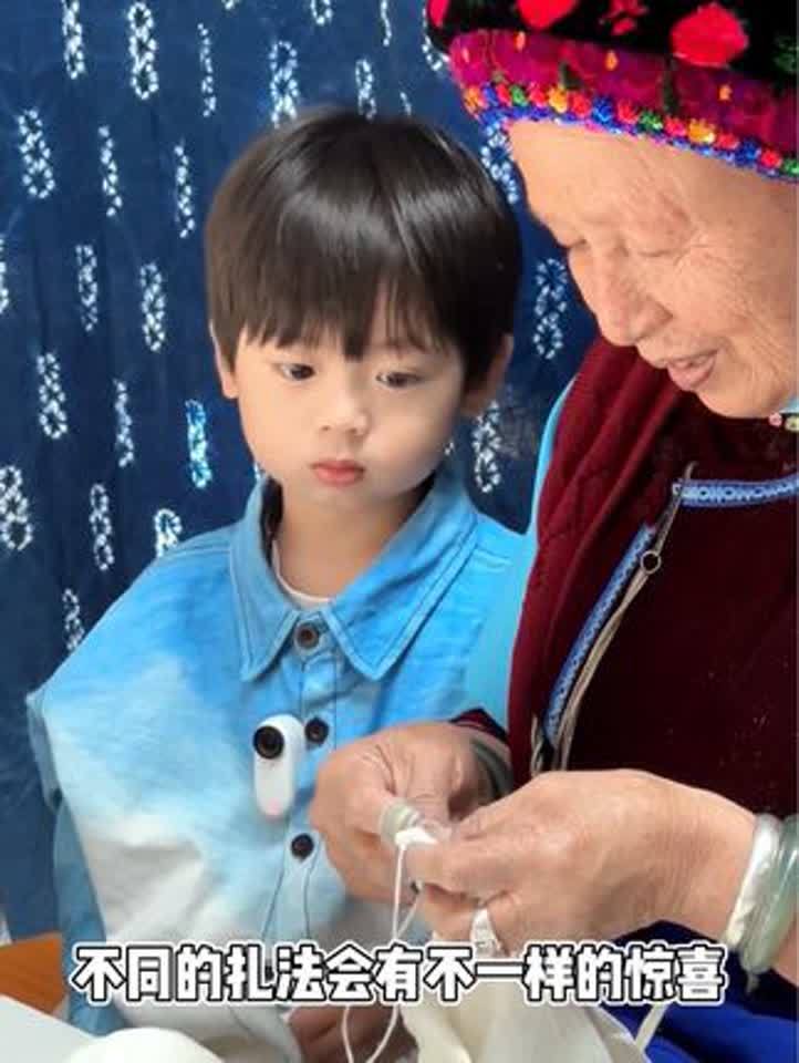 当他体验了一次扎染 #扎染 #人类幼崽 #男孩子真是可爱的生物