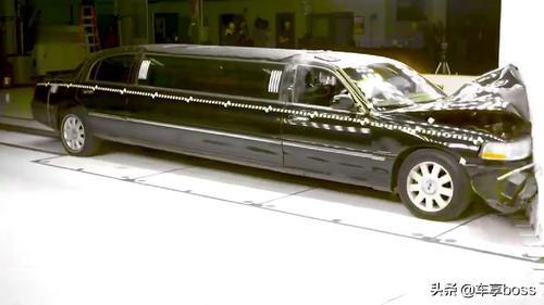 林肯豪华加长车碰撞测试,车老婆员瞬间位移!