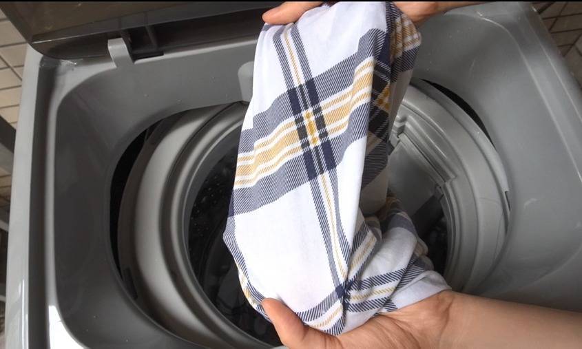 不管多脏的床单,只需倒一碗它,轻松洗净床单上的污渍