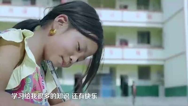 ...小学开展了AI第一课。彝族老师引导孩子们通过A4纸进行课堂互动,...