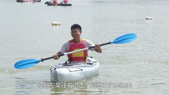 农村小伙参加皮划艇大赛,双手不听使唤要翻船?这下第一名要悬了