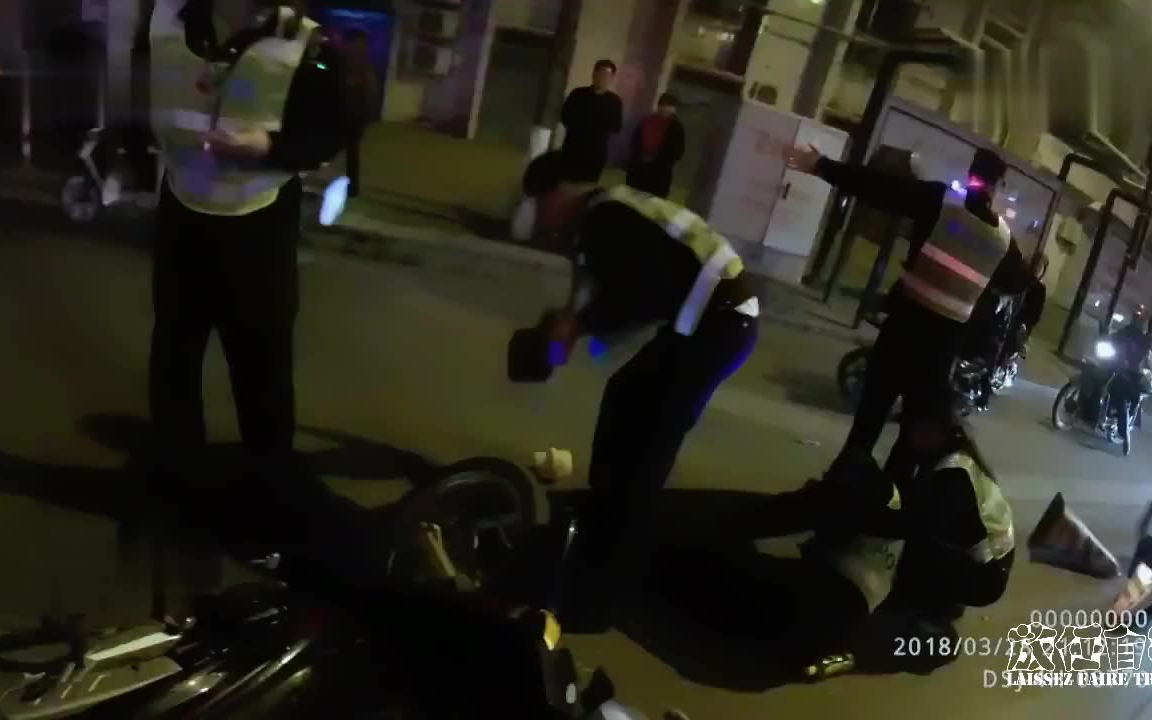 男子酒后驾摩托车冲撞交警,玩笑开大了