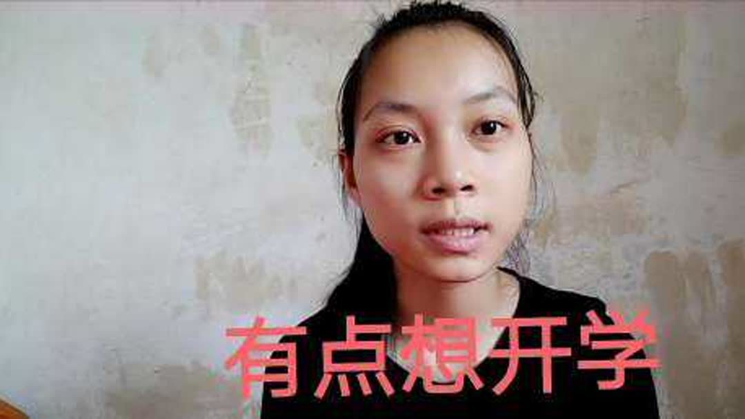 还开不开学?女大学生对着电脑上课!没人听,是很尴尬的