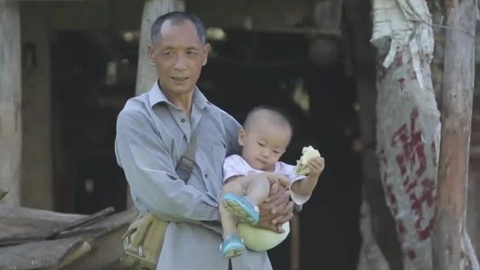 贫困村易地搬迁住新房,当离开的那一刻,村民们心里有些不舍