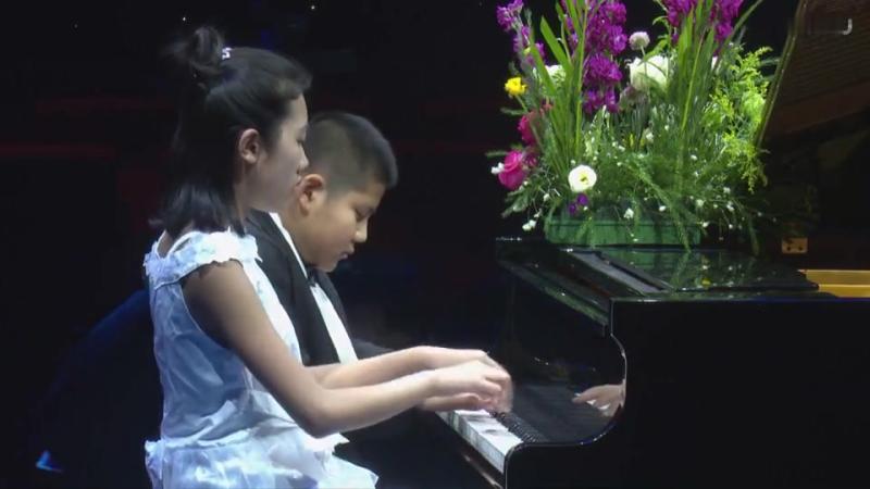 张昊钢琴2017新年音乐会-张钊聚张文涵四手联弹《让我们荡起双桨》