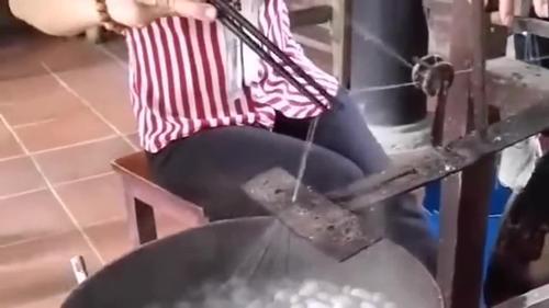 这就是手工抽丝剥茧,一只蚕吐出来的丝就有几千米,这一锅蚕茧你们...