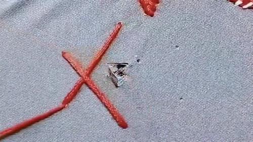 破洞的衣服,缝成五角星的模样后,会比之前还好看