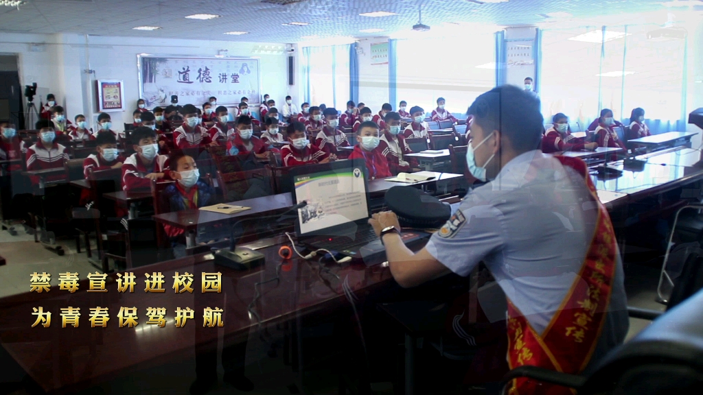 禁毒宣传进校园。禁毒宣传日到来之际,新疆克州乌恰县公安民警走进...