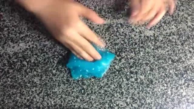 最简单的史莱姆做法,老外用牙膏做出来,让人大开眼界