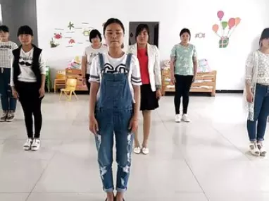 大仵乡中心幼儿园《和你一样》教师手语舞