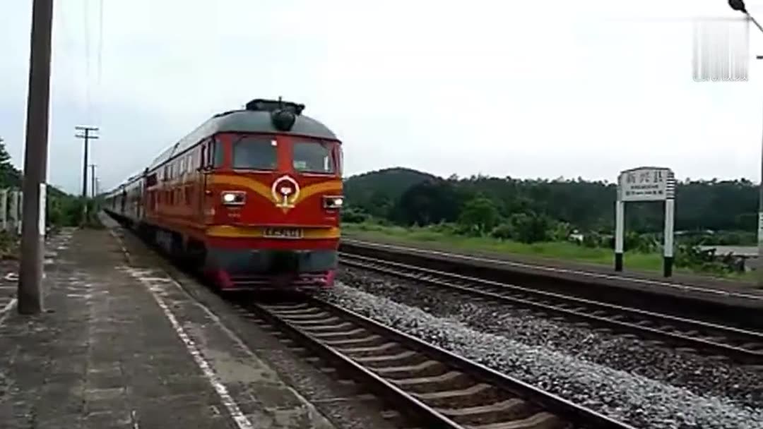 三茂线上的火车东风橘子牵引K232次新兴县站幺道停车
