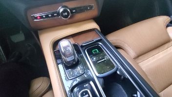 在沃尔沃车内,苹果手机遇见改造后的pm2.5空气传感器。