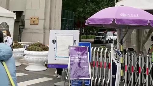 清华大学的校门,是无数学子的梦想,一等一的学府校园!