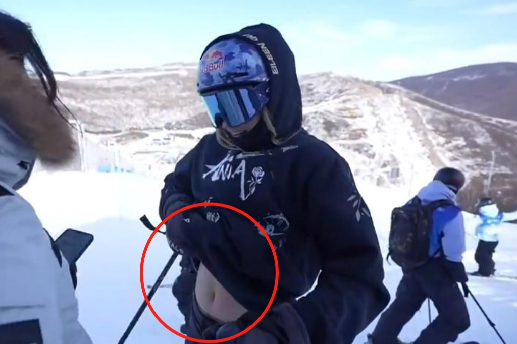 谷爱凌带伤出战世界杯!镜头前撩衣服露出肚子,克服本能直面压力