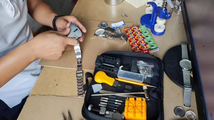 小伙的手表不走了,修表师傅要30元,小伙自己动手一块二搞定