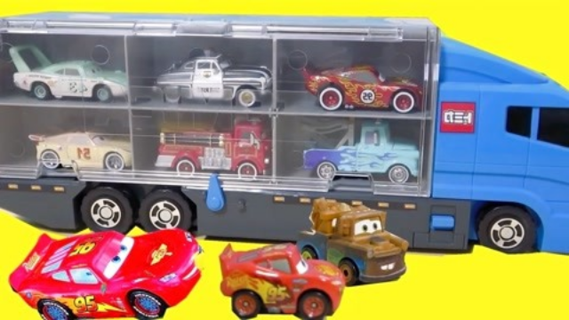 蓝色大卡车、运输消防车和跑车的模型玩具玩法教程