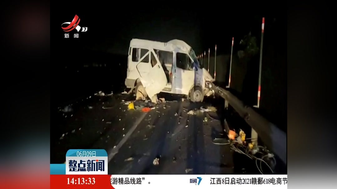   高速路上突然爆胎 车辆失控撞护栏